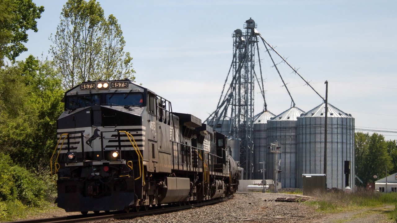 NS 4575 Leads NS 18K @ Silver Lake, IN (5/22/2023) - YouTube