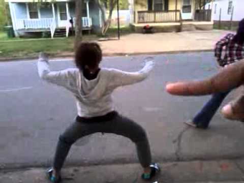 MiMi and Kierra twerk