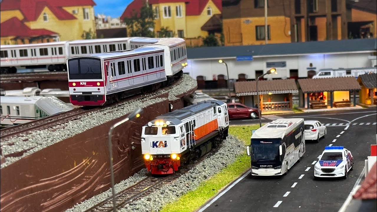 Drama kereta api KRL Commuterline ditabrak kereta penumpang CC201 saat ...
