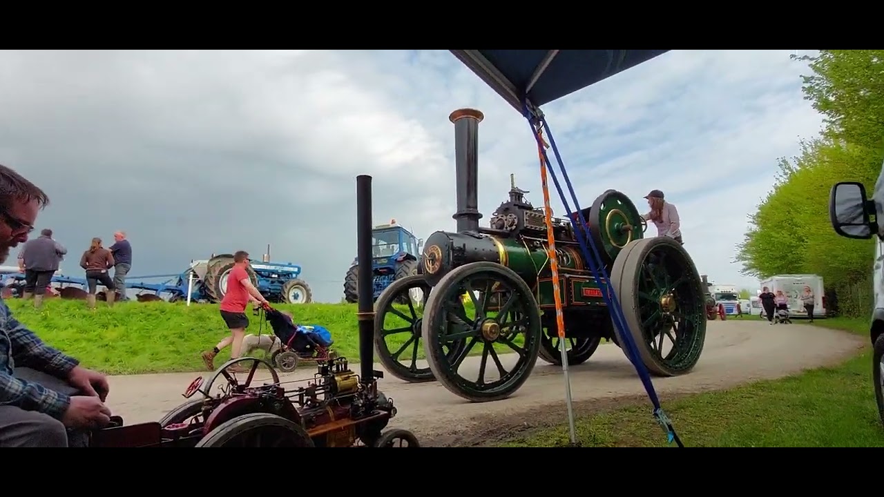 Little and large chuffers at the Abbey Hill steam rally. - YouTube