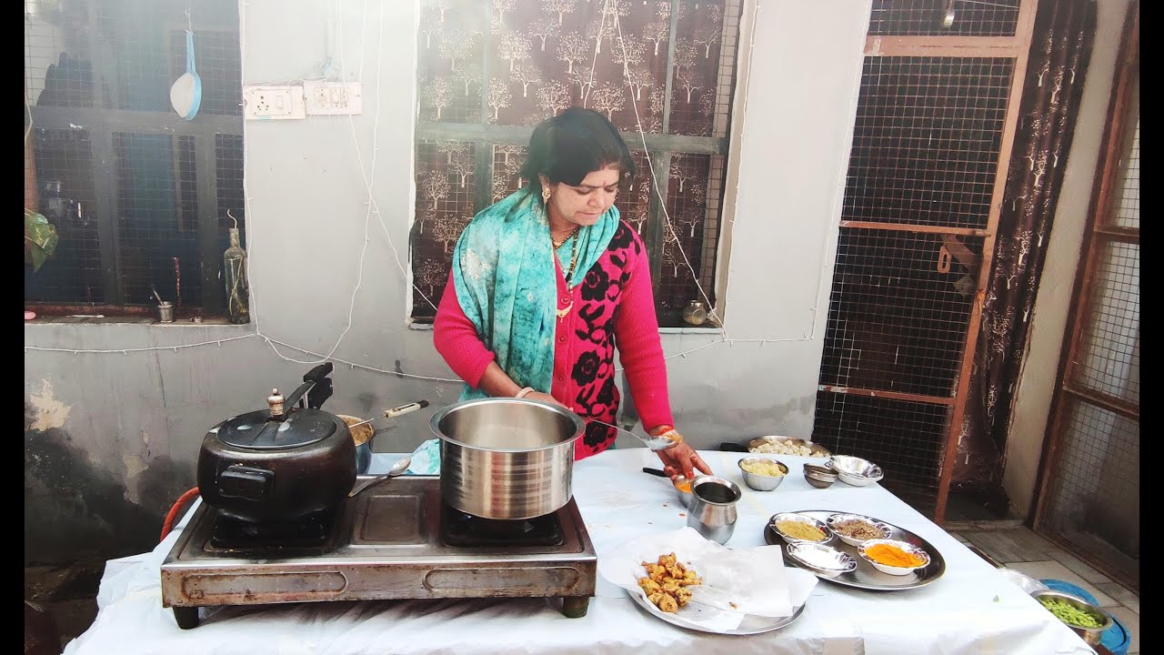 Udaipur cooking demo - masala tea, pakora - YouTube