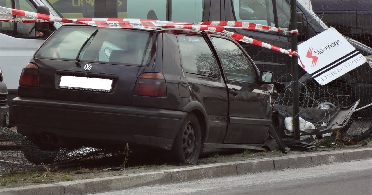 Merry Christmas 2012 VW Golf VR6 CRASH into wall zaun Unfall Accident 3 ...