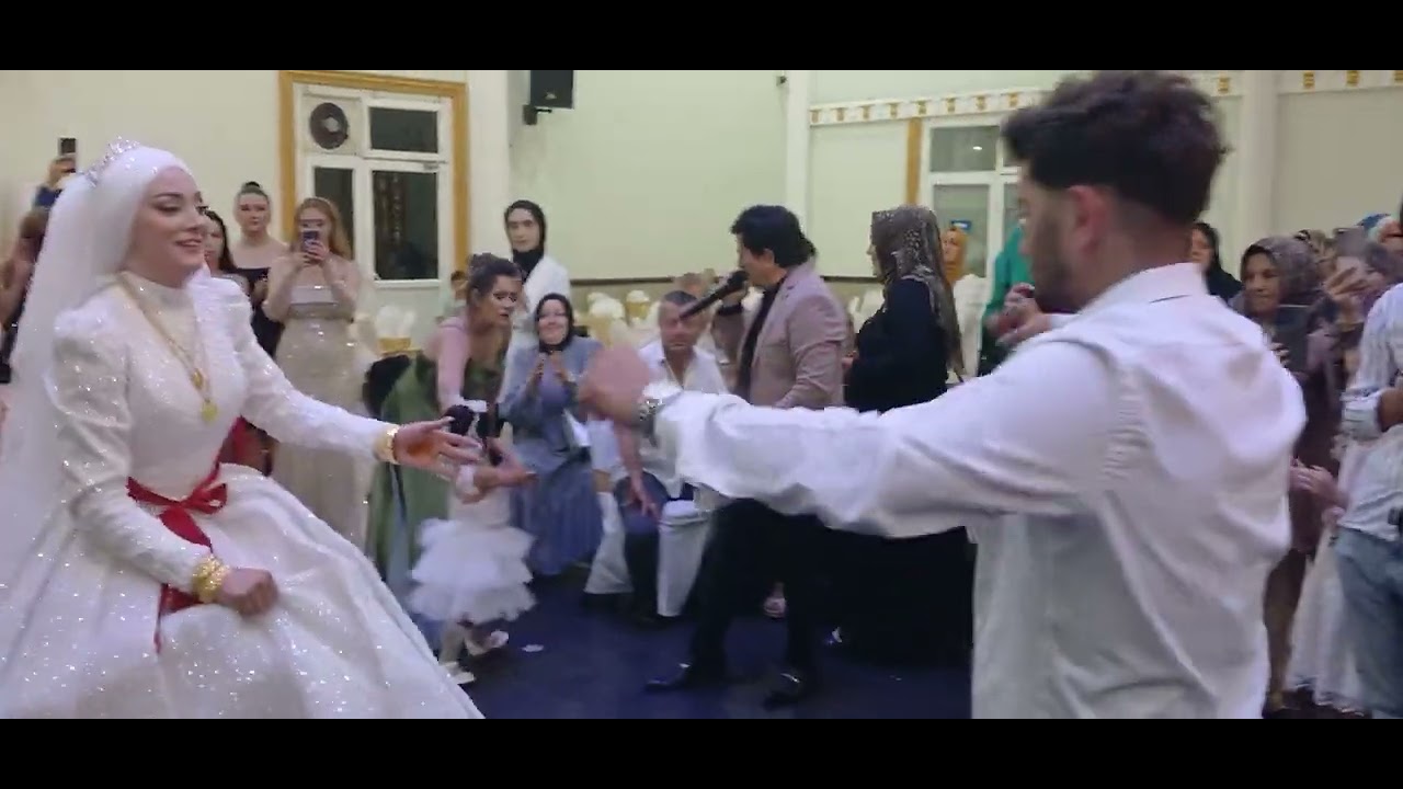 🎶 Ayşenur & Yasin’den Coşkulu “Oy Gelin Oy Damat” Performansı! - YouTube