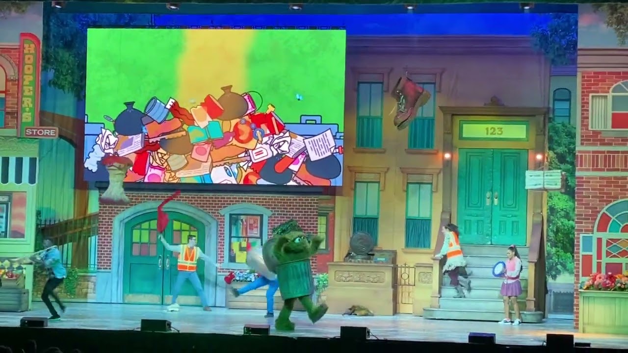 Oscar the Grouch sings "I Love Trash" LIVE - YouTube