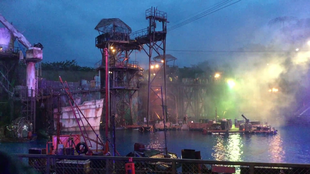 A show in Water World - SENTOSA - Singapore - YouTube