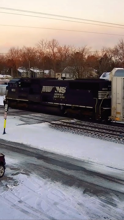 NS 1809 leads solo on an Autorack train - YouTube