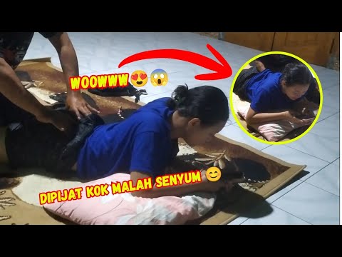 Cewek ini Dipijat Malah Senyum, Ada Apakah Ini
