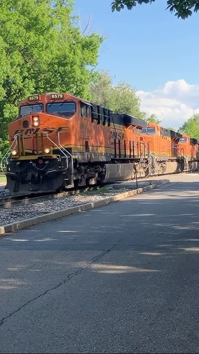 Elephant style BNSF H-DENLAU #bnsf #trains #shorts #short #train #shortvideo #bnsftrains #gevo ...