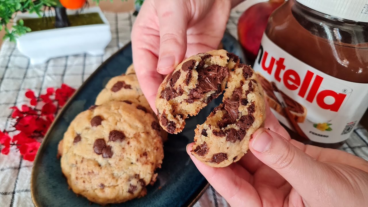 Biscuiti simpli umpluti cu Nutella si picaturi de ciocolata gata in 5 ...