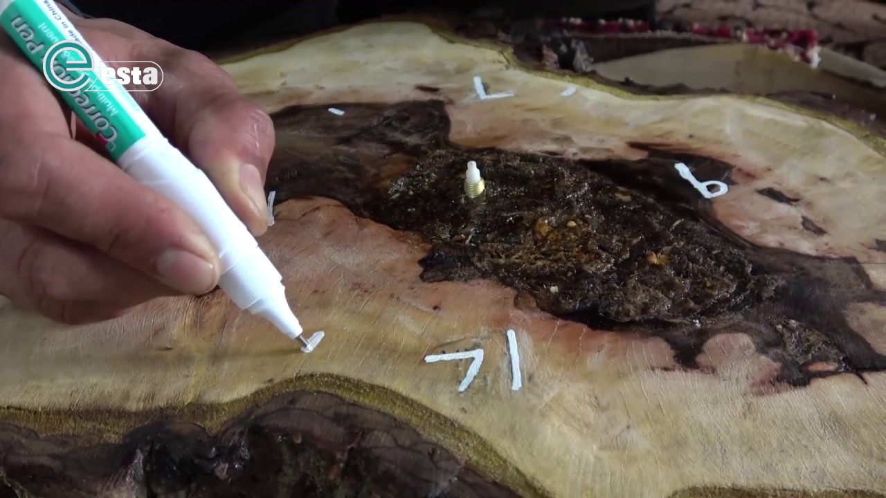 Kurdish citizen makes wood clock - YouTube