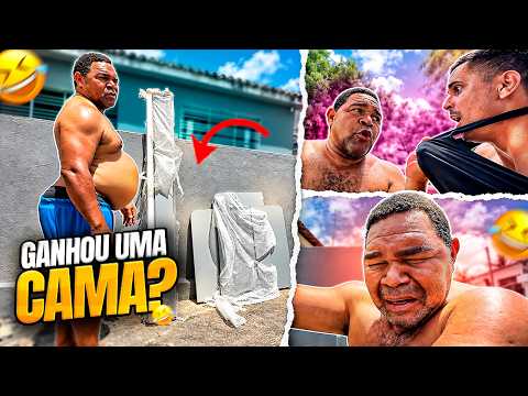 GALO CEGO CORRE ATRÁS DE BETO TIZIU PELA CIDADE E GANHA UMA CAMA NOVA 😆🤣 | GALO CEGO