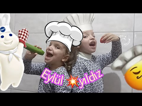 Eylül ve Yıldız annesine yardım ettiler ve sabah kahvaltısını hazırladıkla #طيور_الجنة #baby #scary