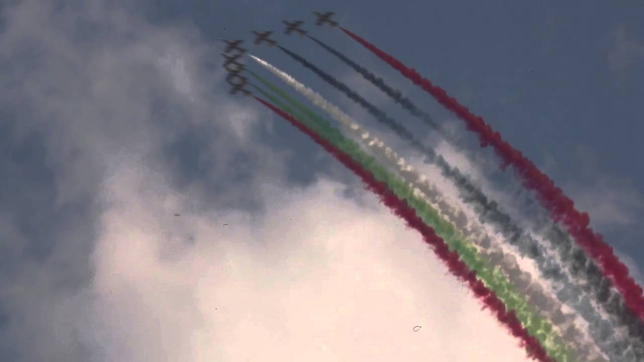 Dubai Airshow 2013 Al Fursan UAE Colors HD - YouTube