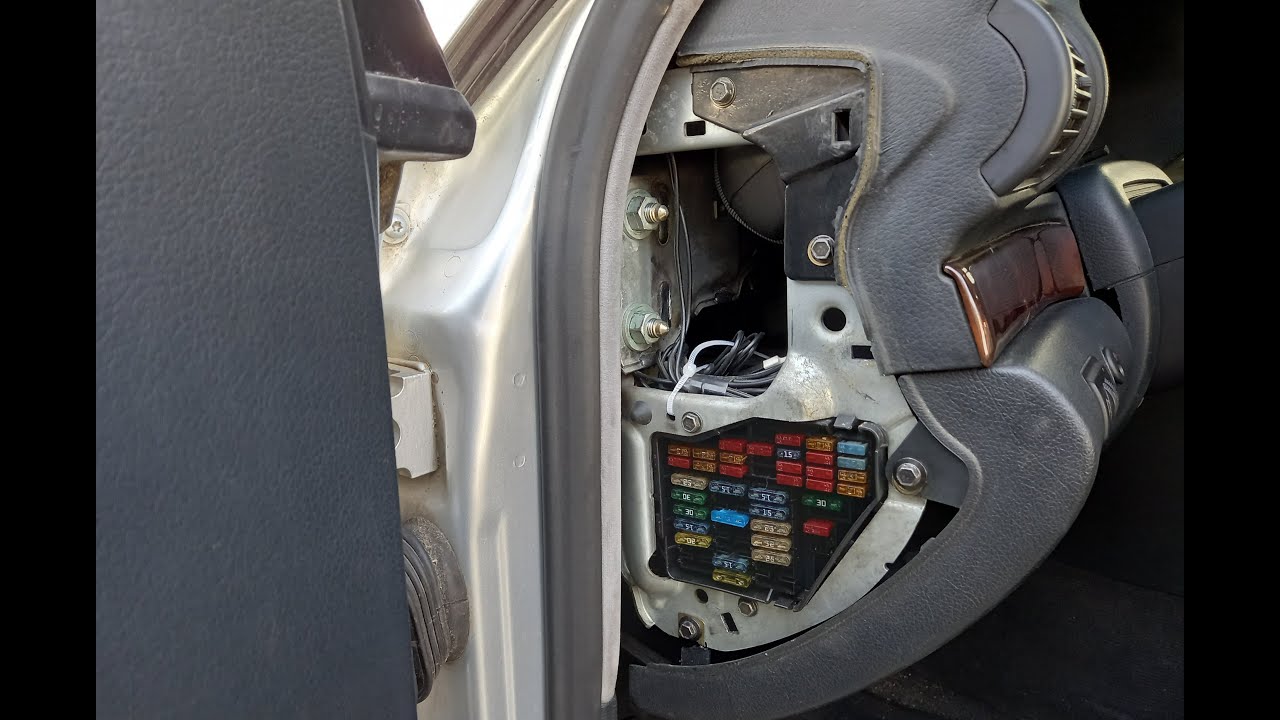 Localizare panou SIGURANTE panou RELEE si ECU Audi A4 B5 - YouTube