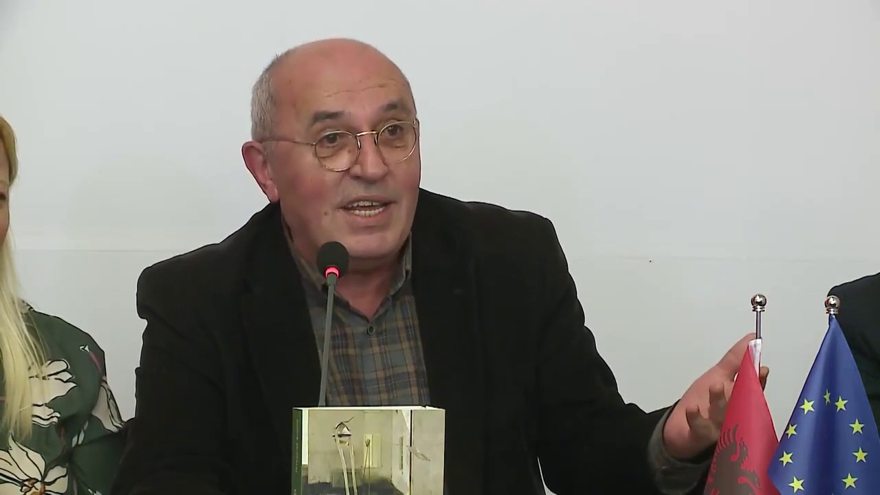 Libri i ri/ Besnik Mustafaj: Roman për nënën dhe një palë opinga për ...