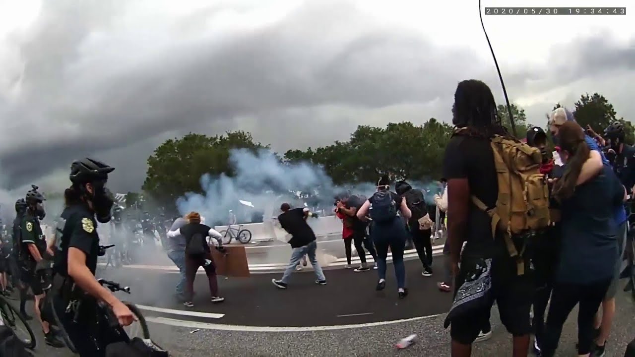 Orlando police throw tear gas canisters at protesters on State Road 408 ...