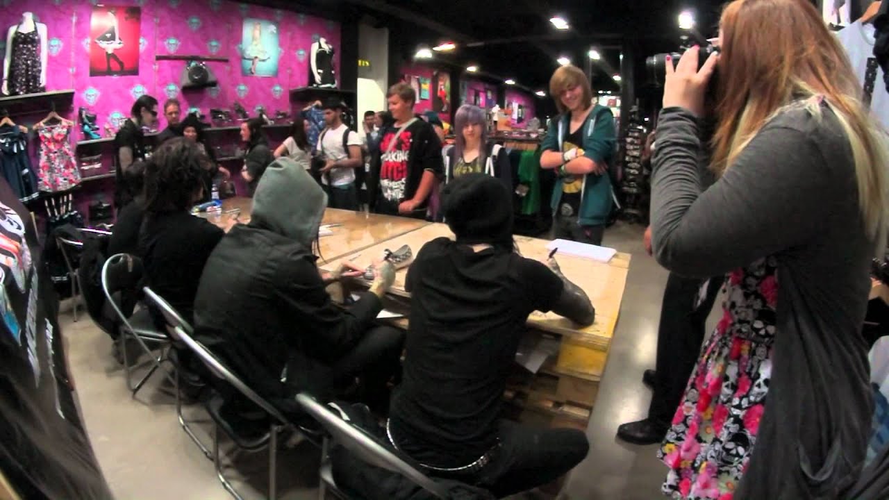 Motionless In White signing @ PULP Manchester - YouTube