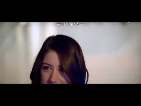 Hazal kaya yataktan çıkarken meme gosterisi yapti
