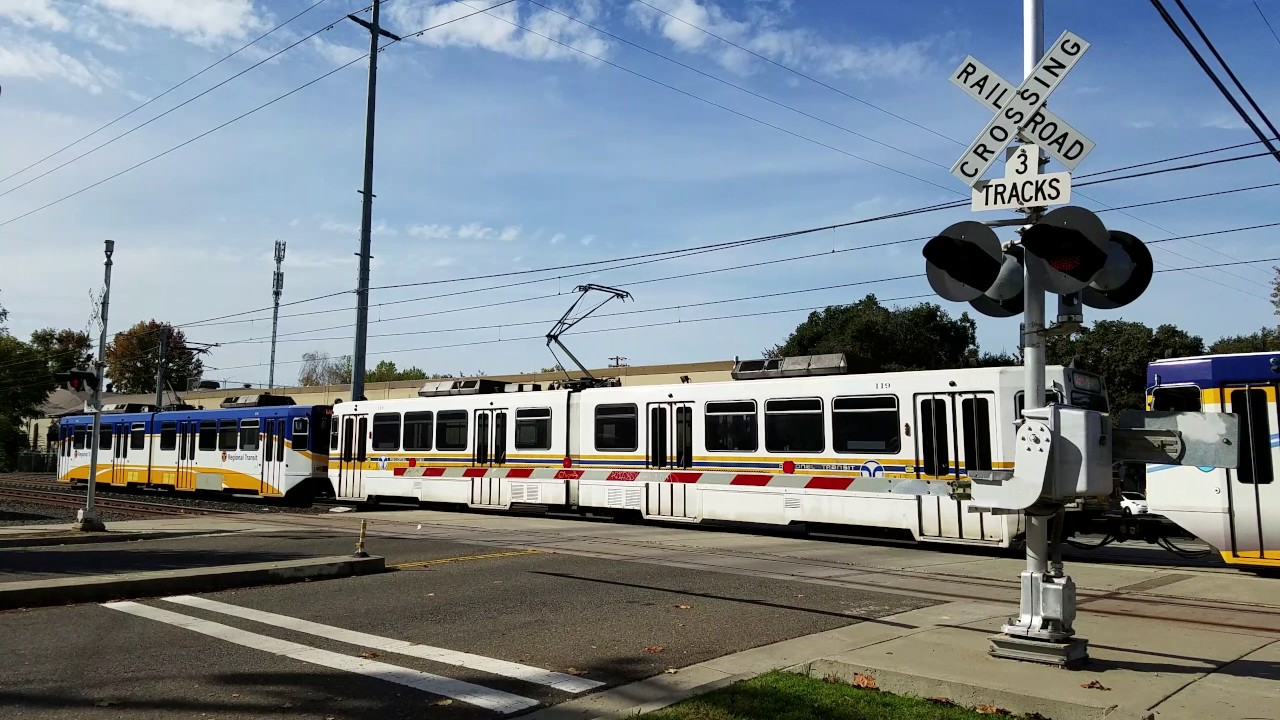 V Street Railroad Crossing, Sacramento Light Rail Blue Line Trains ...