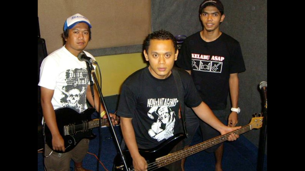 Kelabu Asap - Erti Persahabatan - YouTube