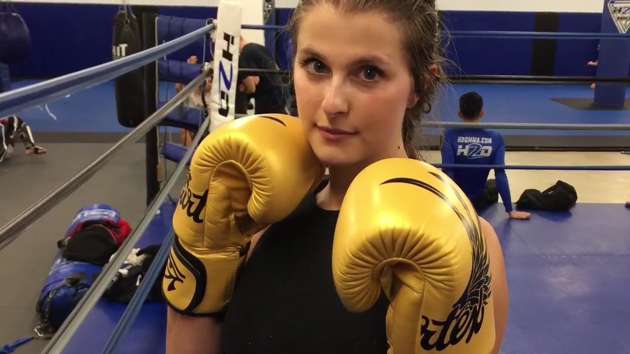 Hayley hitting Muay Thai boxing pads - YouTube
