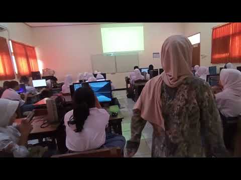 Praktik Memanfaatkan Operator pada Python dengan Google Collab SMK Informatika - YouTube
