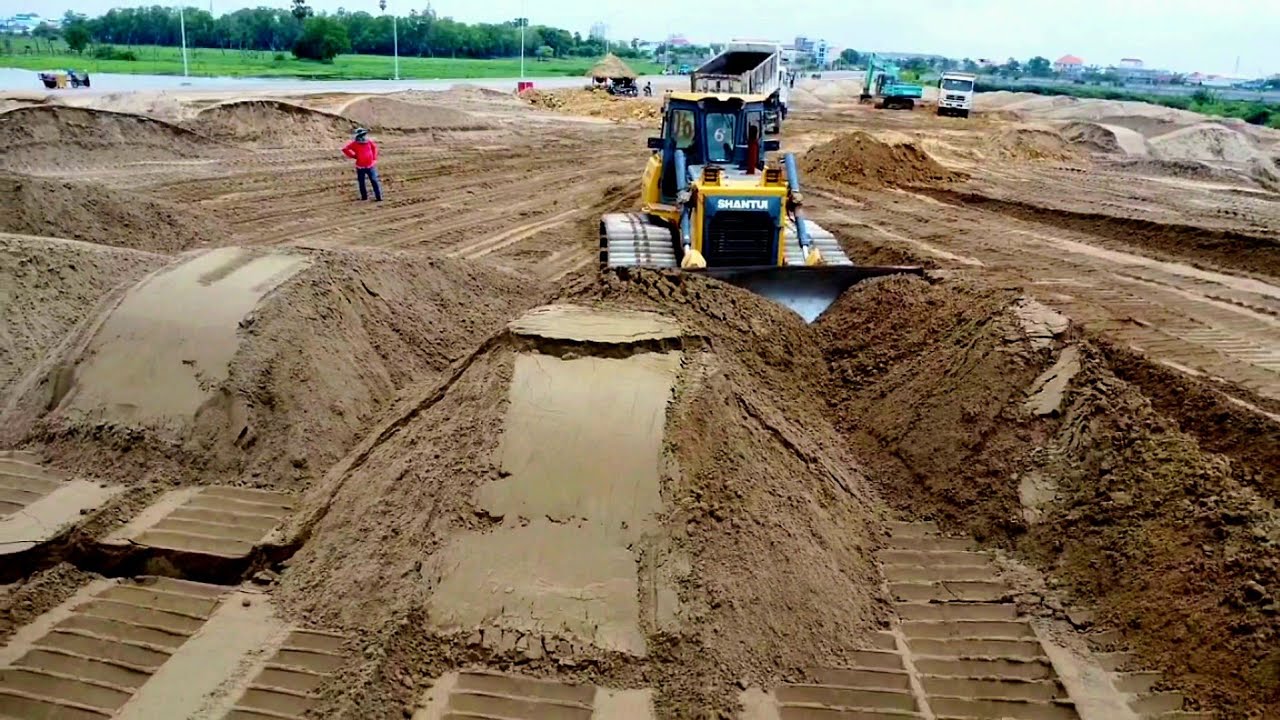 Showing Skill Filling Sand Using SHANTUI Bulldozer DH17C3 Push Sand ...