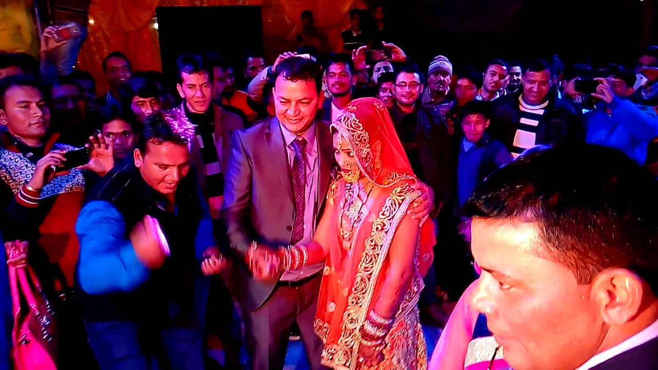 Married couple dance in dj - YouTube