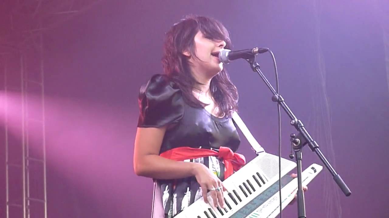 Lilly Wood & The Prick - This Is A Love Song (15.07.10) - YouTube