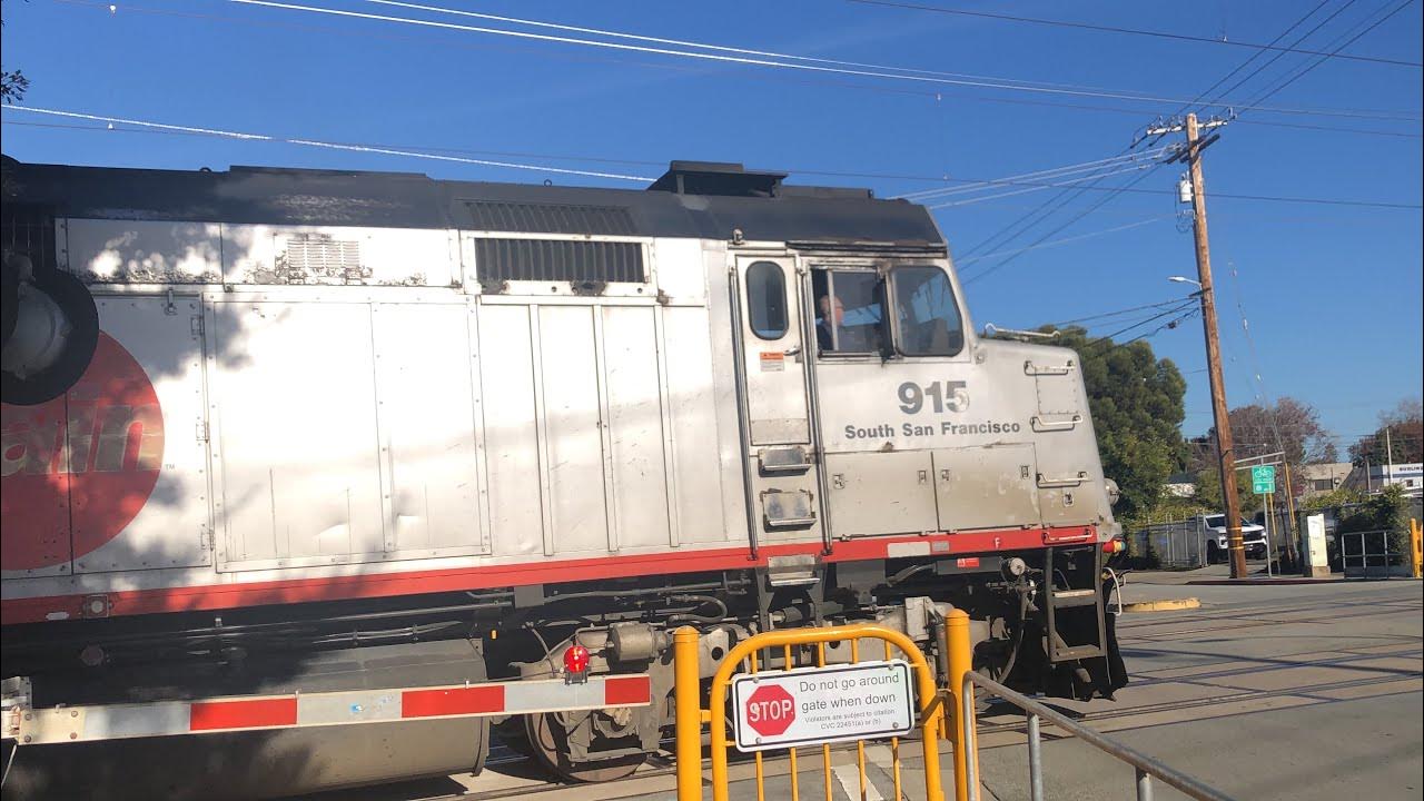 Southbound Caltrain express with F40PH-2CAT 915 passes Burlingame with gallery set :) - YouTube