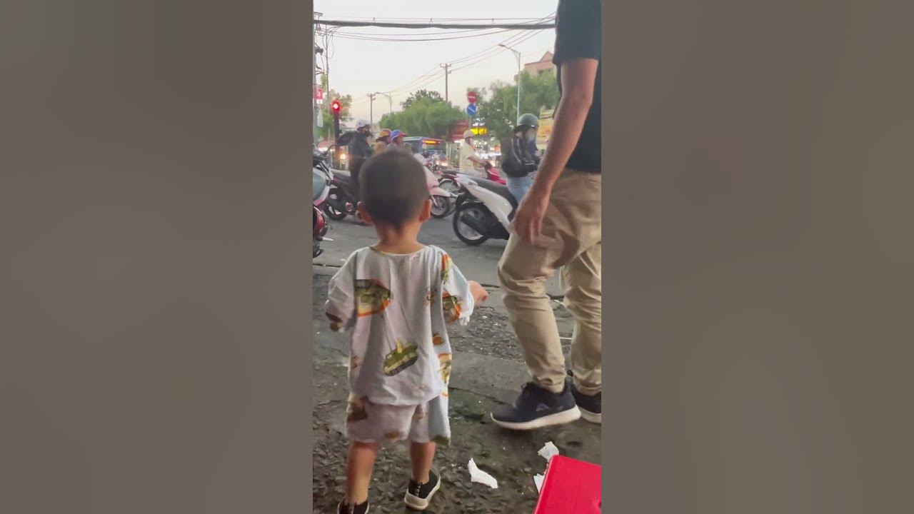 Tomiz nhìn ông ngoại làm nhiệm vụ #tomiz #baby #giadinh #funny #2025 #family #cute - YouTube