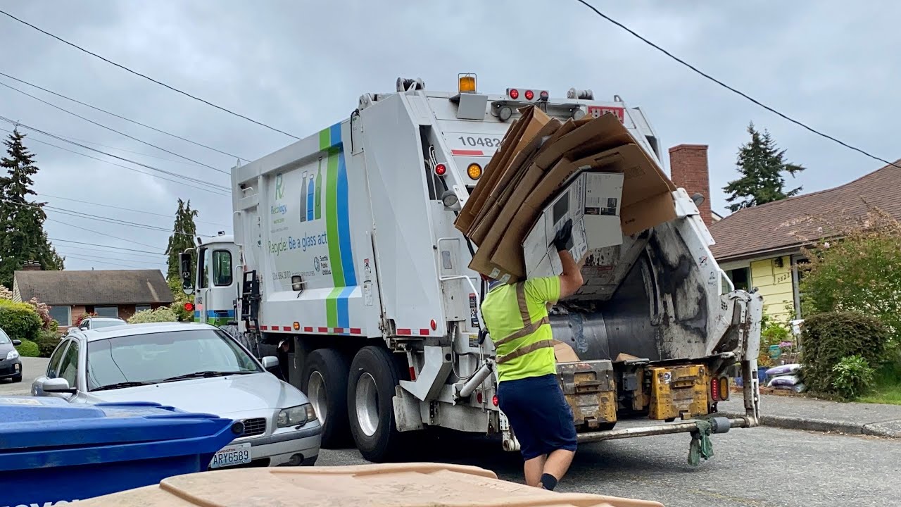 Heil 5000 Garbage Truck Packing Cardboard and Recycling In Seattle ...