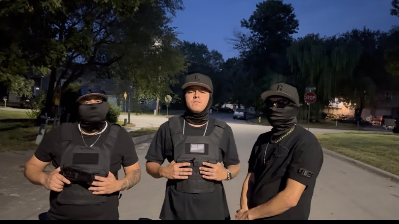 Crom CR “Por Un Gramo” (Video Oficial) - YouTube