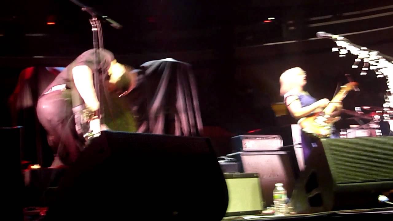 The Joy Formidable - Whirring Live - Madison Square Gardens 13/11/2011 ...