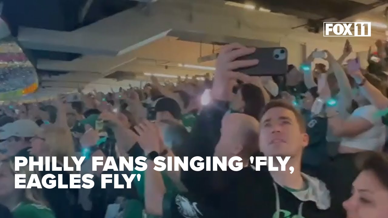Philly fans sing 'Fly, Eagles fly' - YouTube
