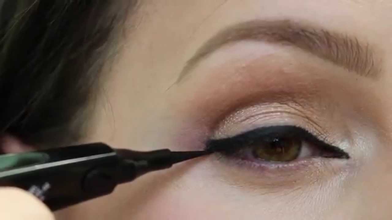 Eyeliner Tutorial / Step-by-step / - YouTube