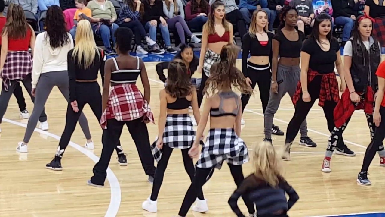 Harlem Globetrotters Halftime Show 2016 - YouTube