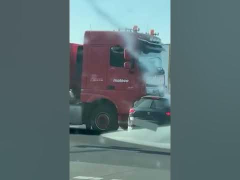 LKW schiebt Auto vor sich her #shorts - YouTube