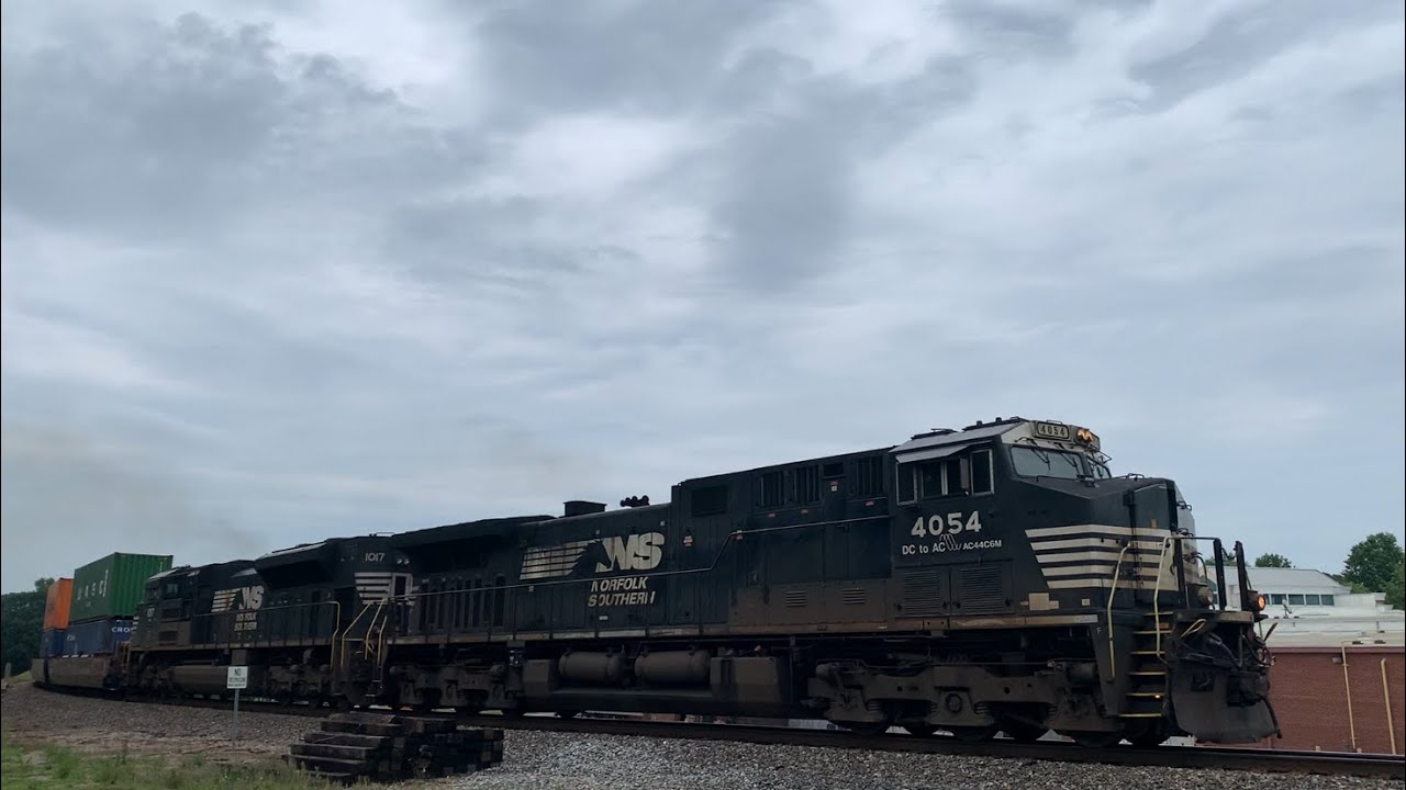 NS 242-16 by East Spartanburg on the W-Line with a short & sweet train - YouTube