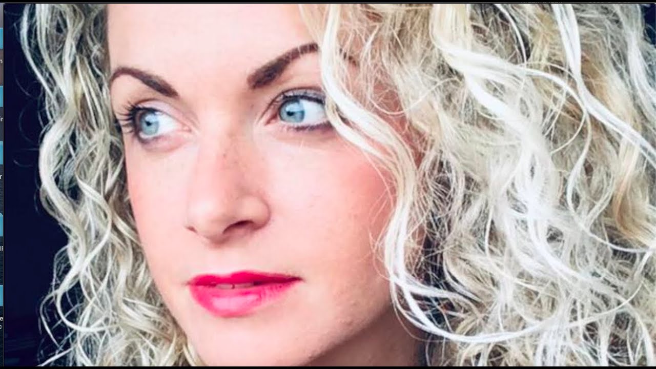 Interview de la chanteuse Charlotte Musi - YouTube