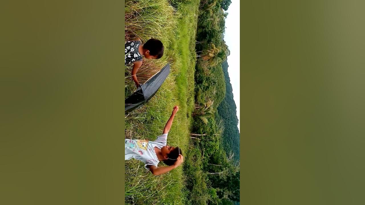 SARANGOLANG ITIM😂 - MGA BATANG NAGPAPALIPAD NG SARANGGOLA SA BUKID - YouTube