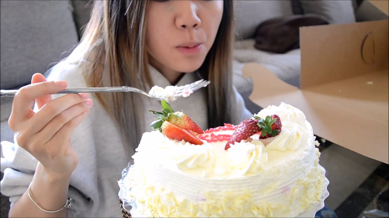 Eating show: Strawberry Short Cake - YouTube