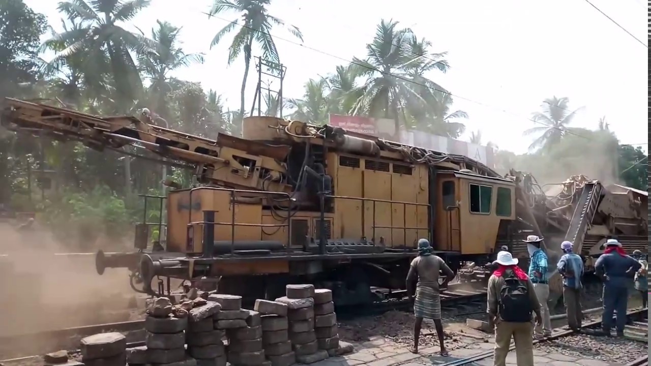 Amazing bcm Machine working on railway track in india - YouTube