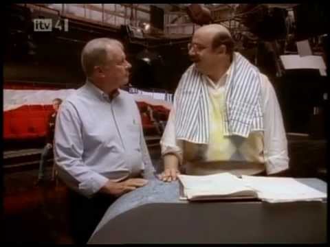 Hank Kingsley sings "Spinning Wheel." - YouTube