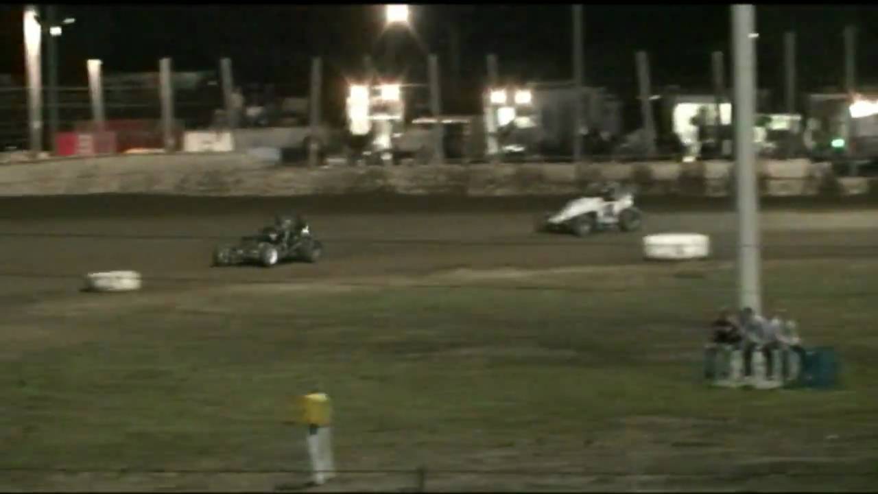 Vintage Modifieds race at Wilmot - YouTube