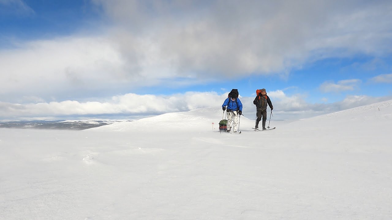 Fjälltur på gamla skidor och övernattning i -25 grader - YouTube