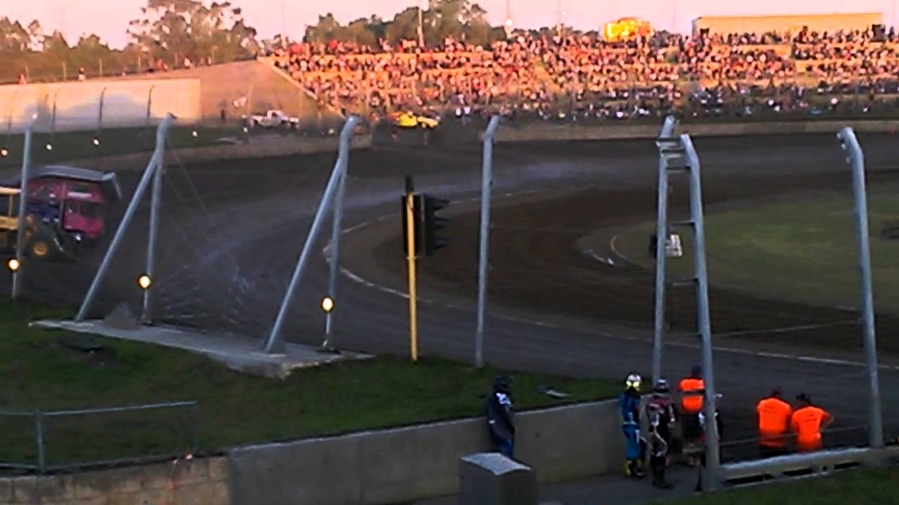 monster trucks unleashed perth motorplex 2013 - YouTube