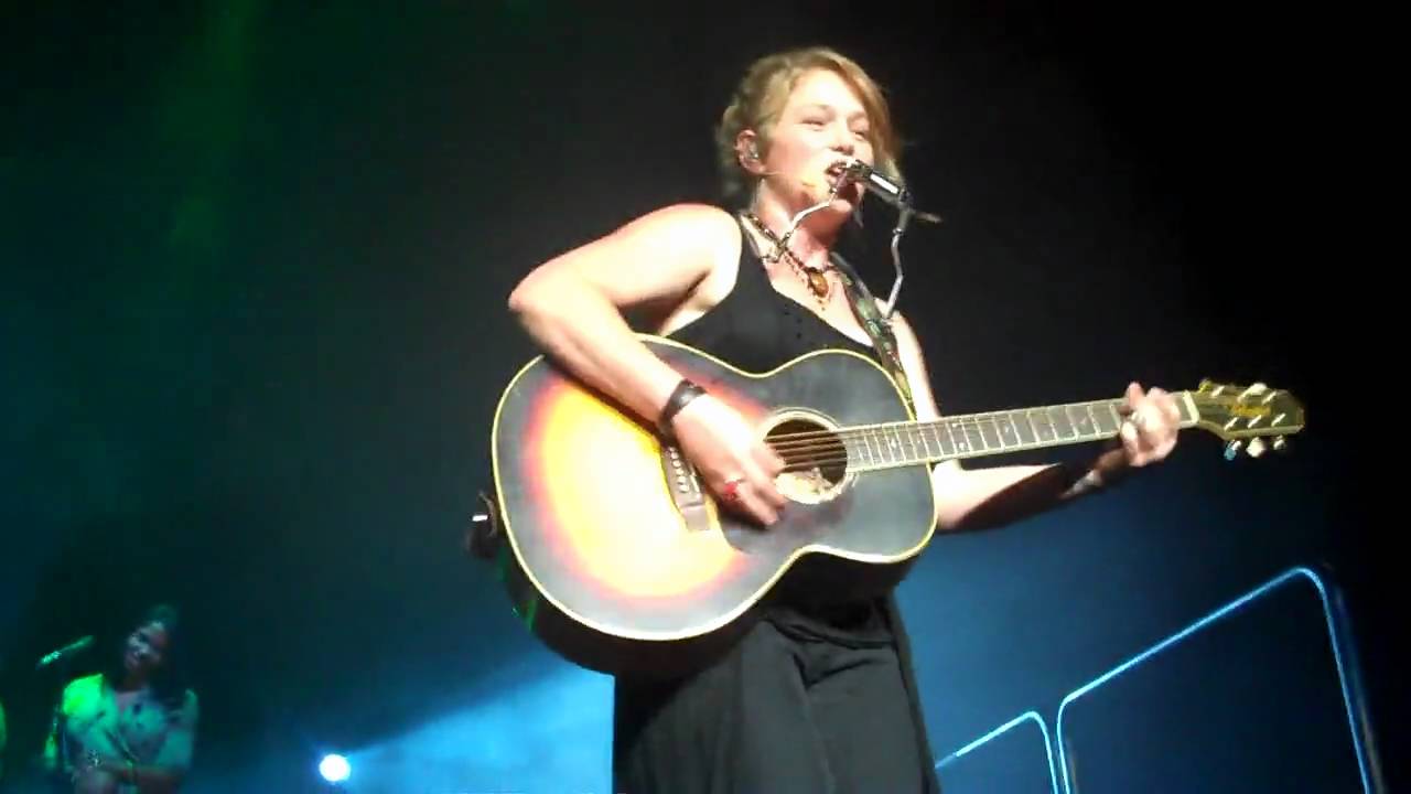 Crystal Bowersox @ Staples Center singing to her son - YouTube