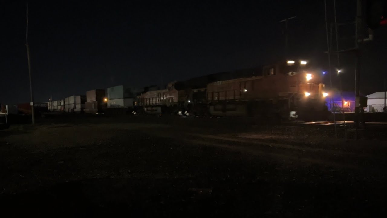 NIGHT TRAINS: BNSF running through Wichita - YouTube
