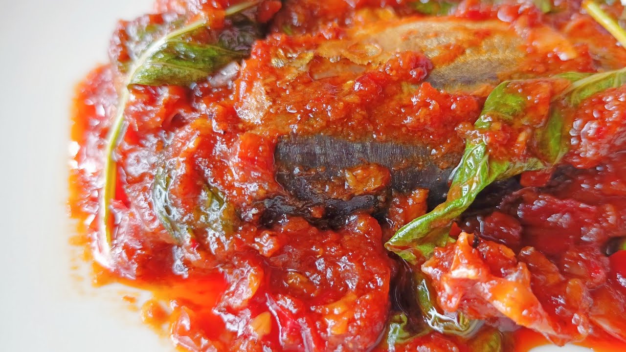 ปลาซาบะผัดพริกแกงใบโหระพา ( Saba fish stir-fried with chilli paste and ...